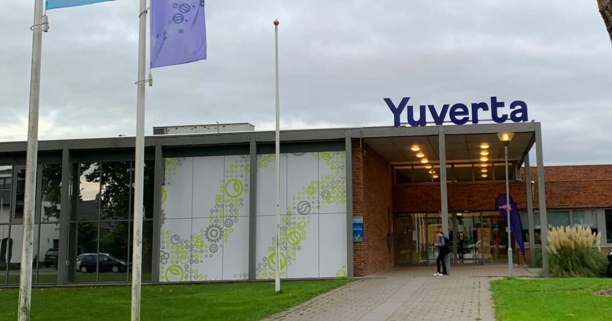 Yuverta verduurzaamd: daken vol zonnepanelen | Radio Aalsmeer