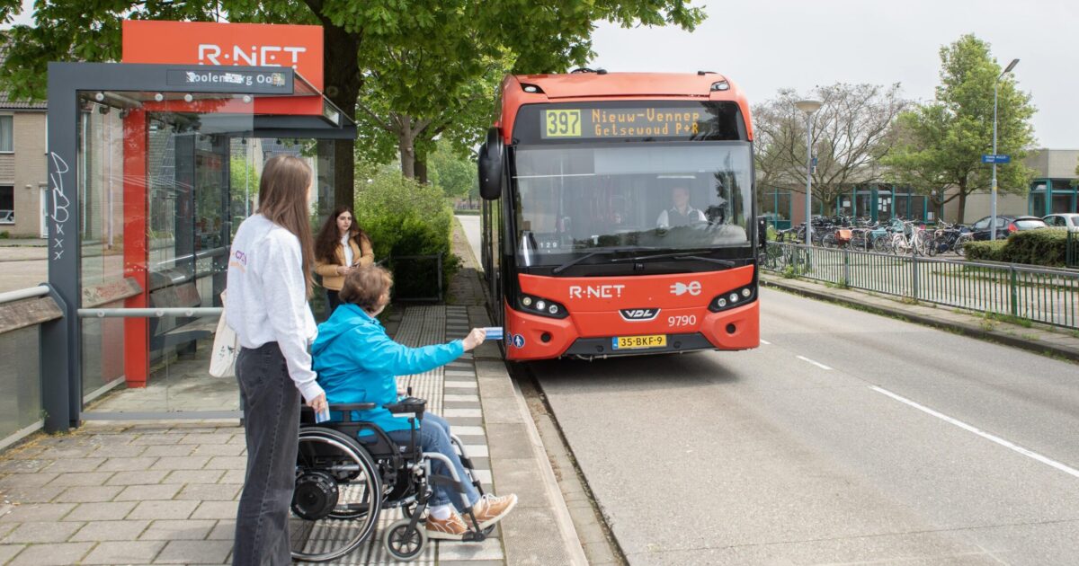 OV-coach helpt Nederlanders met beperking zelfstandig reizen | Radio ...