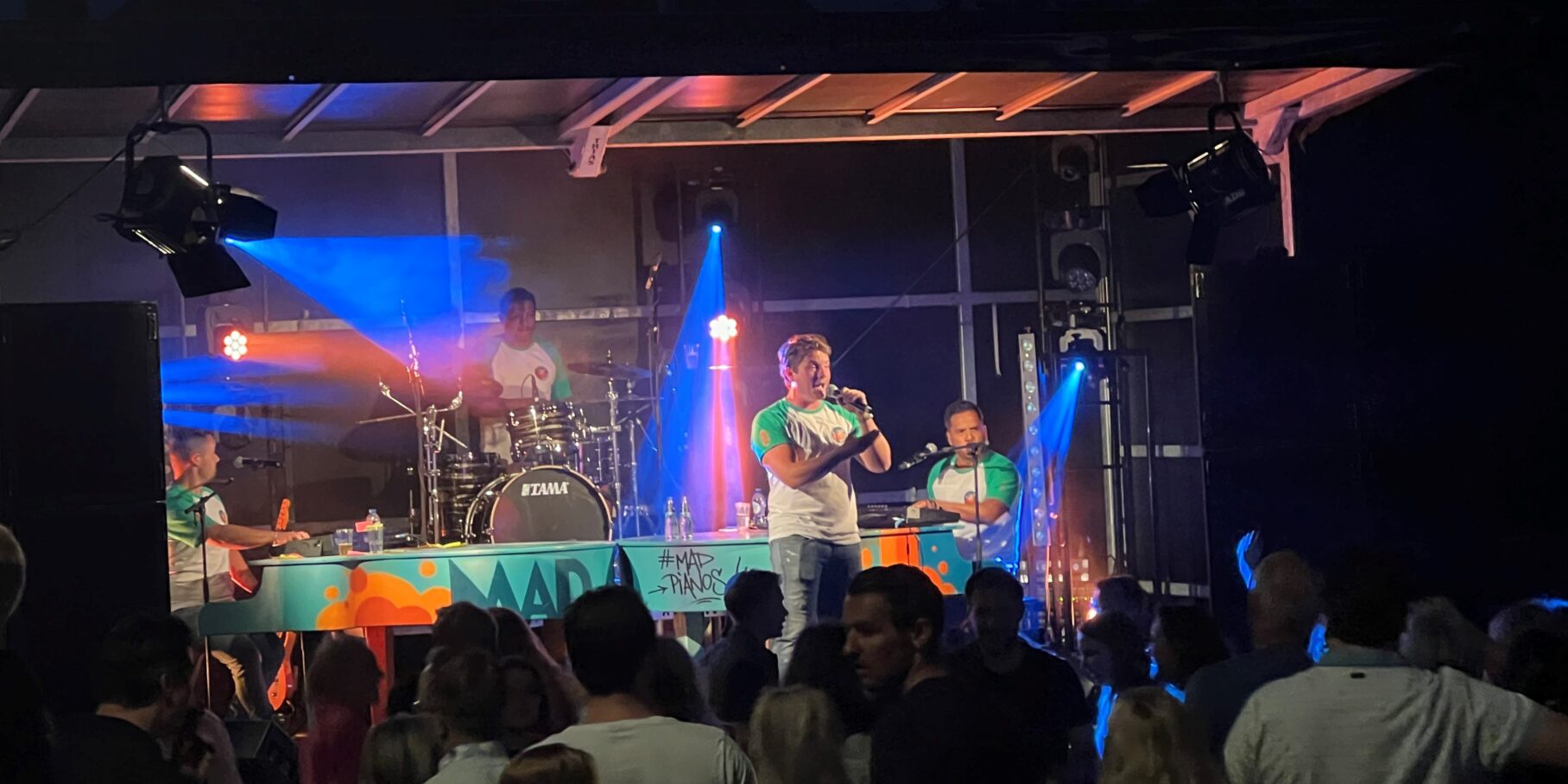 Gezellige drukte bij Aalsmeerse Bandjesavond | Radio Aalsmeer